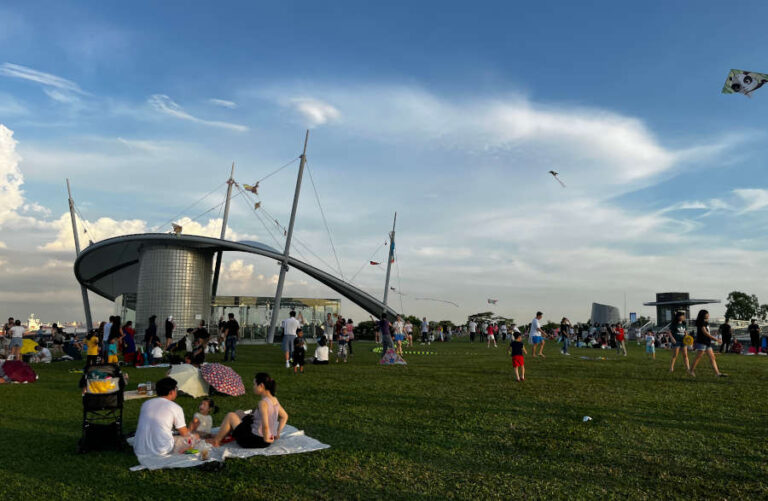 Marina Barrage Singapore Picnic | Kite-Flying | Sunset • The Gees Travel