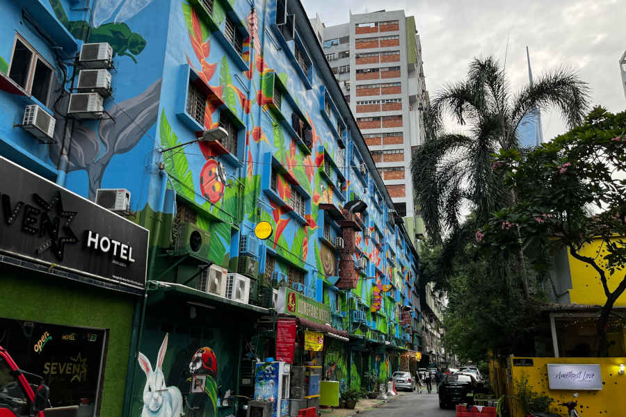 Explore Jalan Alor KL Street Art Collections • The Gees Travel